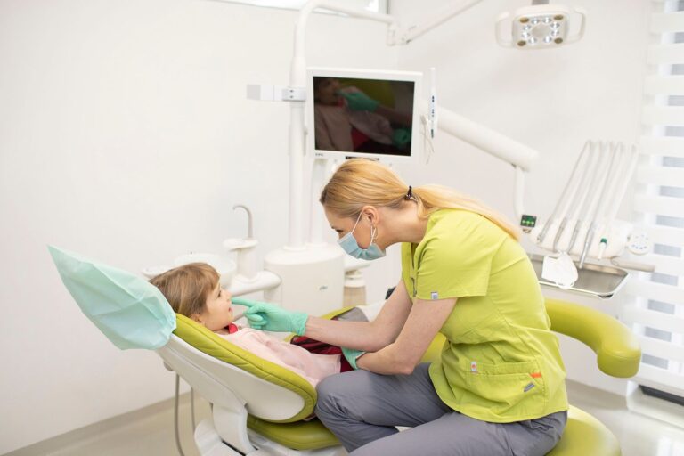 Aparat dentar pentru copii: semne că micuțul tău are nevoie de unul ...