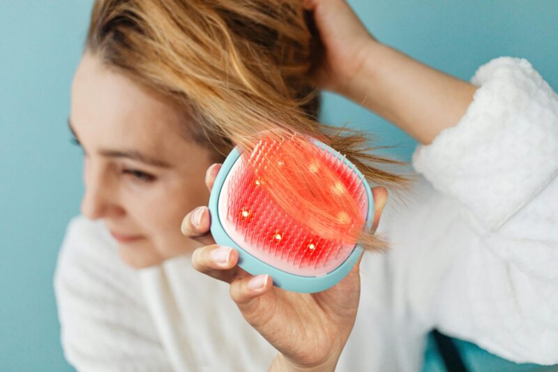 FLIP™ play advanced LED light hairbrush: prima perie de păr din lume cu ...